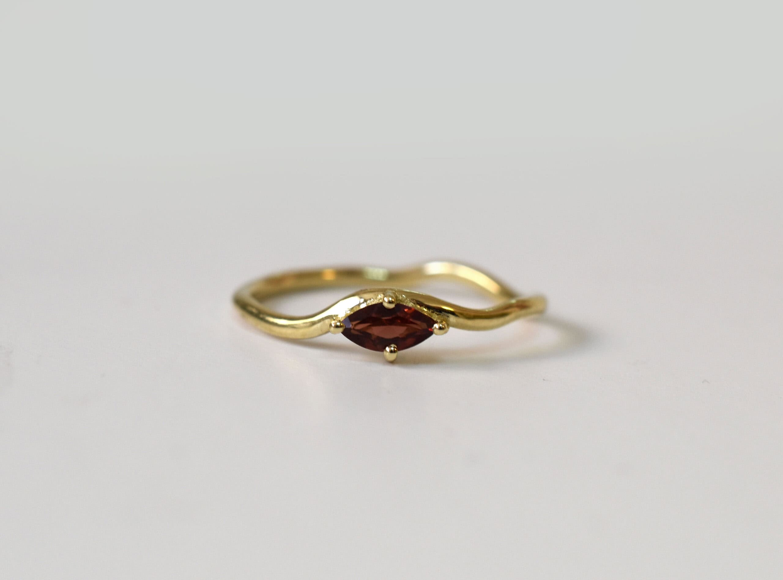 Garnet twist ring - STUDIO DUSA